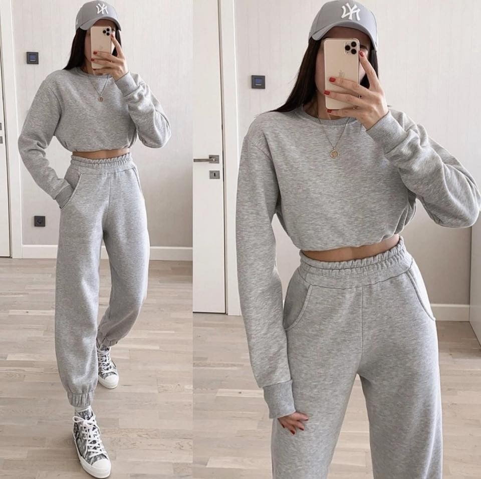 Trening dama gri cu pantaloni si bluza cu croi scurt